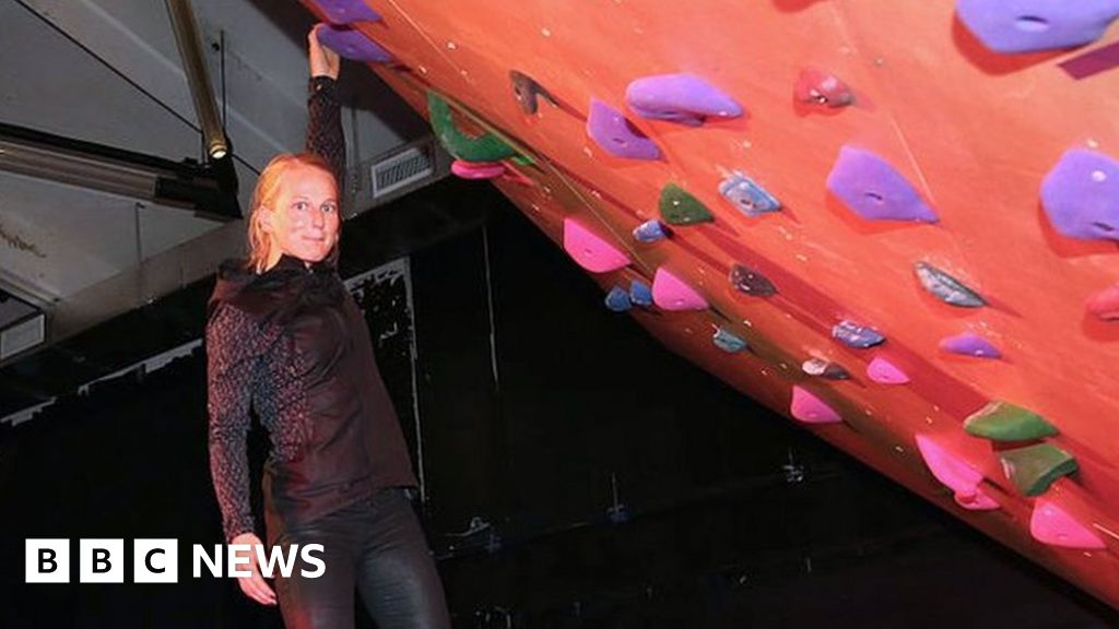 Emily Harrington free-climbs El Capitan summit in one day - BBC News