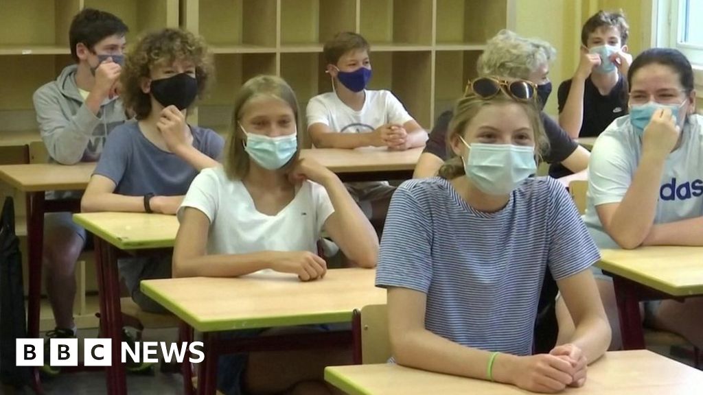 Coronavirus: Berlin pupils start school with hand-cleansing