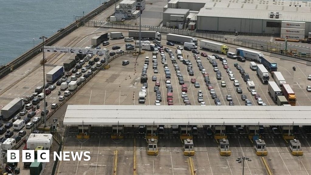 Brexit: Extra customs checks at ports could take place 'inland' - BBC News