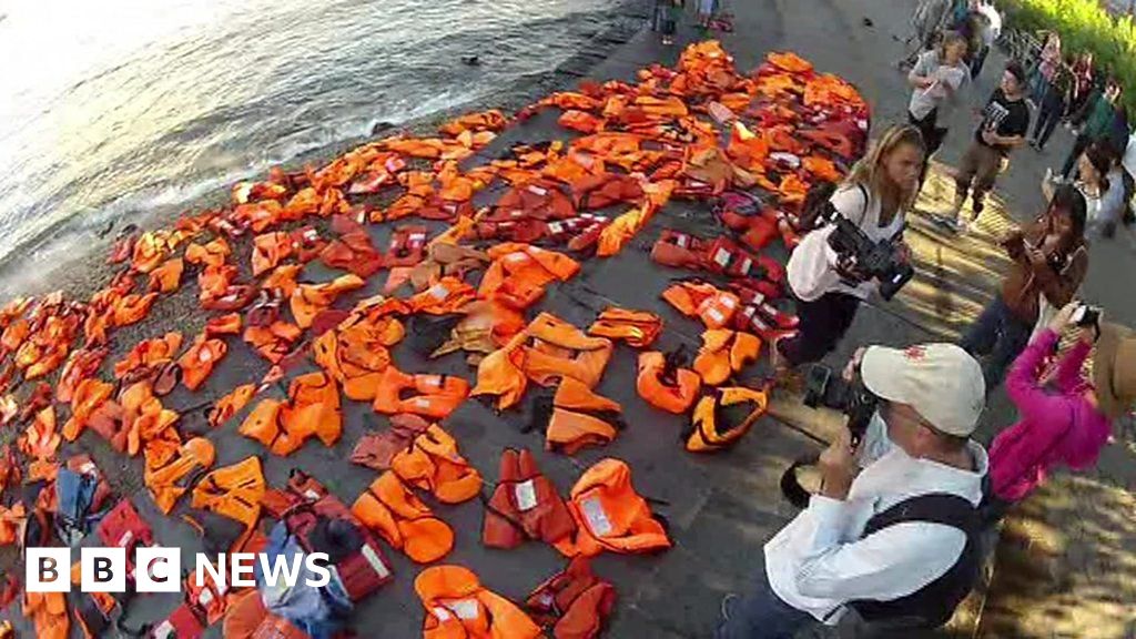 Refugees' life jackets displayed in New York - BBC News