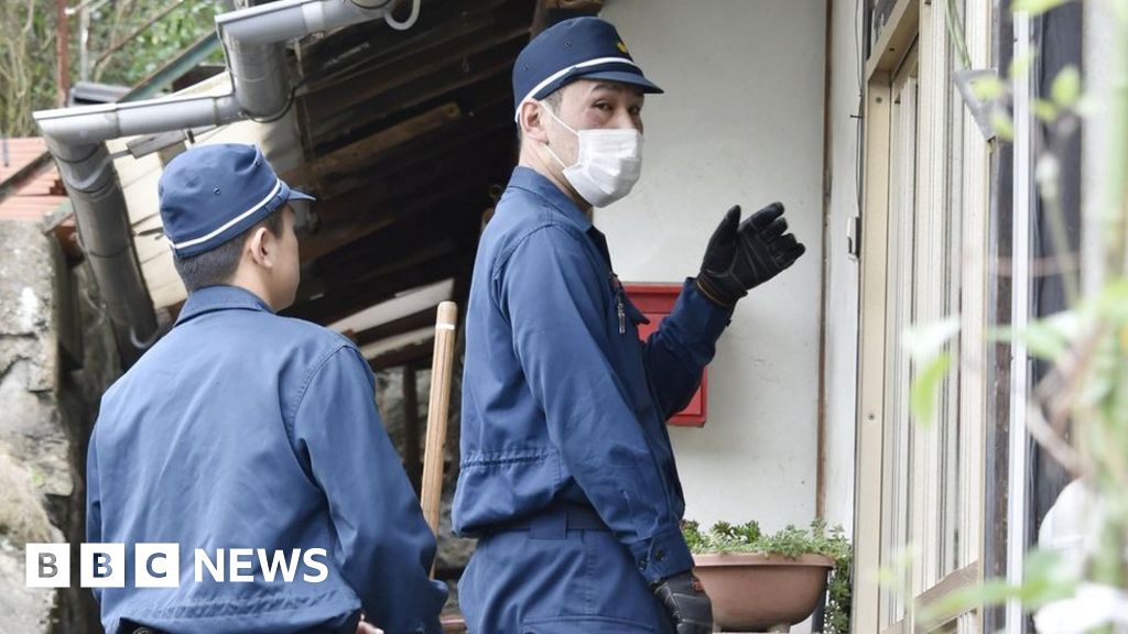 Thousands of Japanese police hunt for escaped prisoner - BBC News