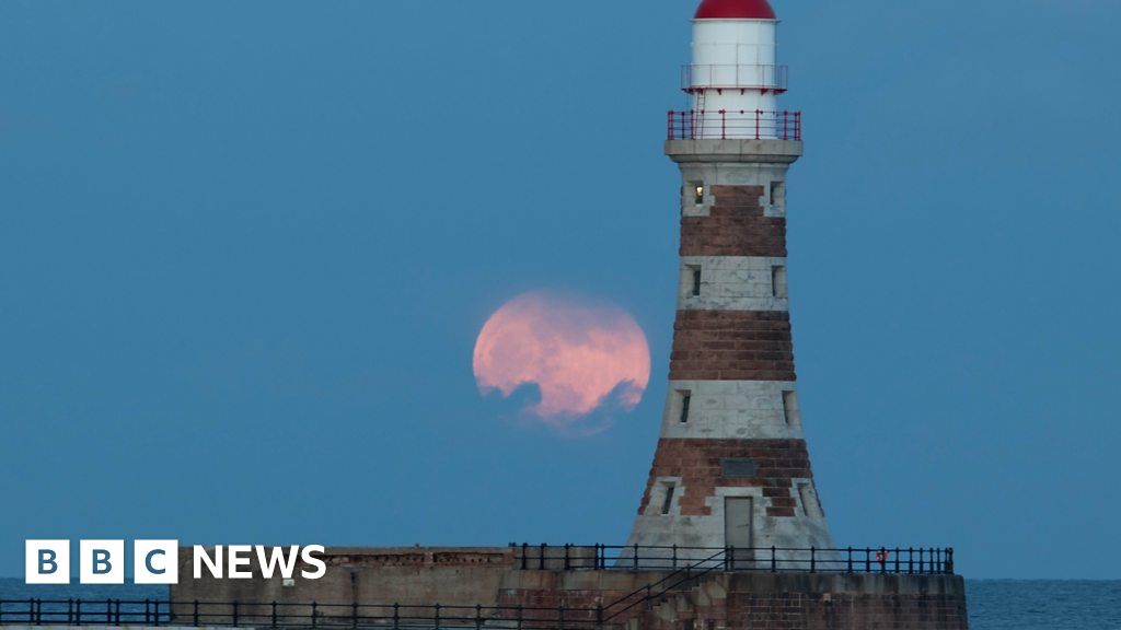 Your pictures: 'Super blue blood Moon' across England - BBC News