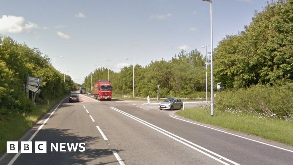 Driver dies in crash with lorry near Frome in Somerset - BBC News
