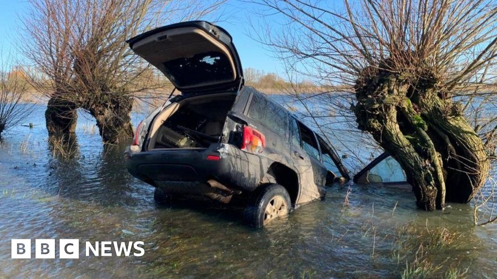 Cars abandoned on flooded Fens road by suspected hare coursers - BBC News