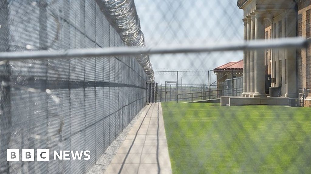US prisoner release: Nearly 6,000 drug inmates to go free - BBC News