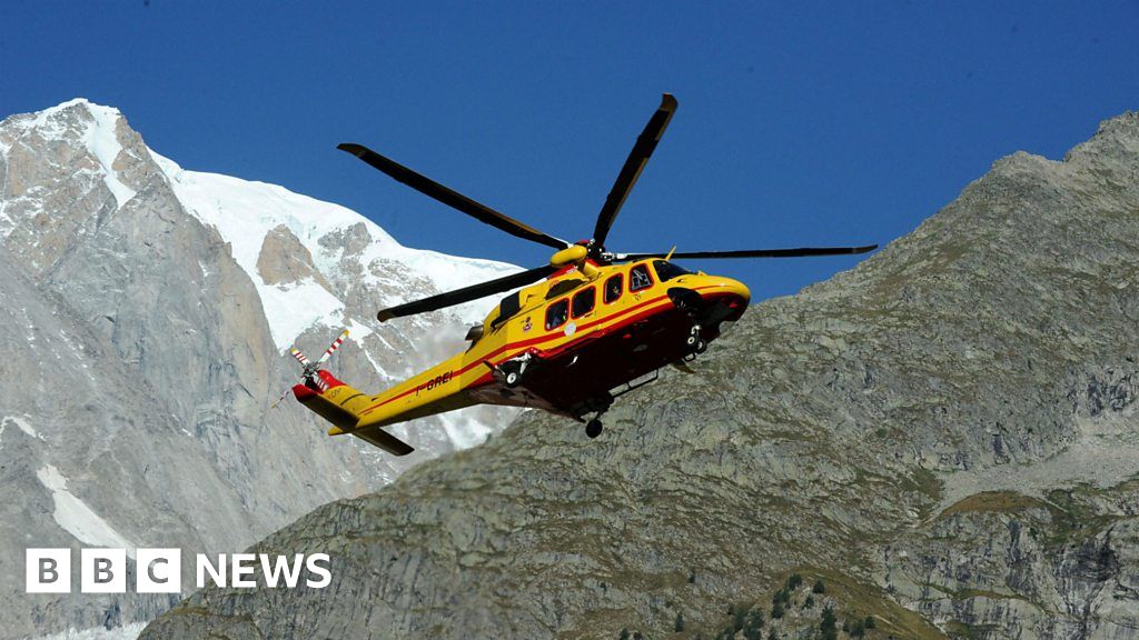 The rescue of tourists trapped in cable car - BBC News