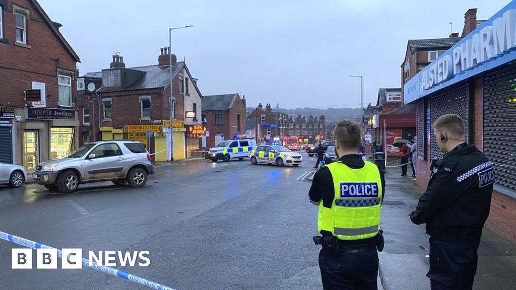 Leeds jewellery store ram-raid robbers hunted by police Leeds jewellery store ram-raid robbers hunted by police