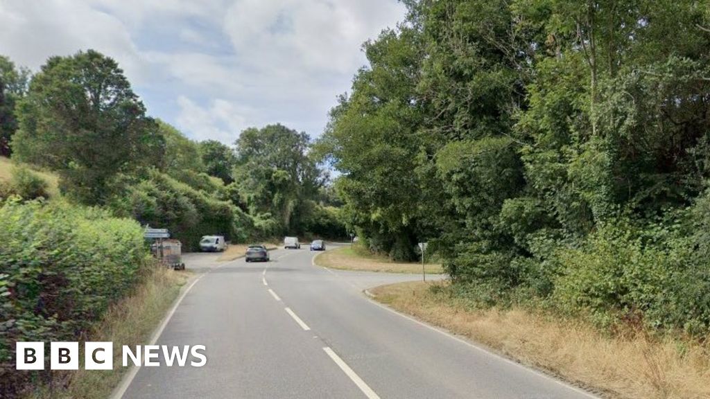 Pair trapped in car after vehicle crashes in Cornwall - BBC News