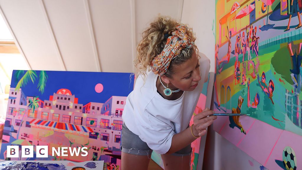 Saltdean Lido art exhibition inspired by swimmers' memories - BBC News