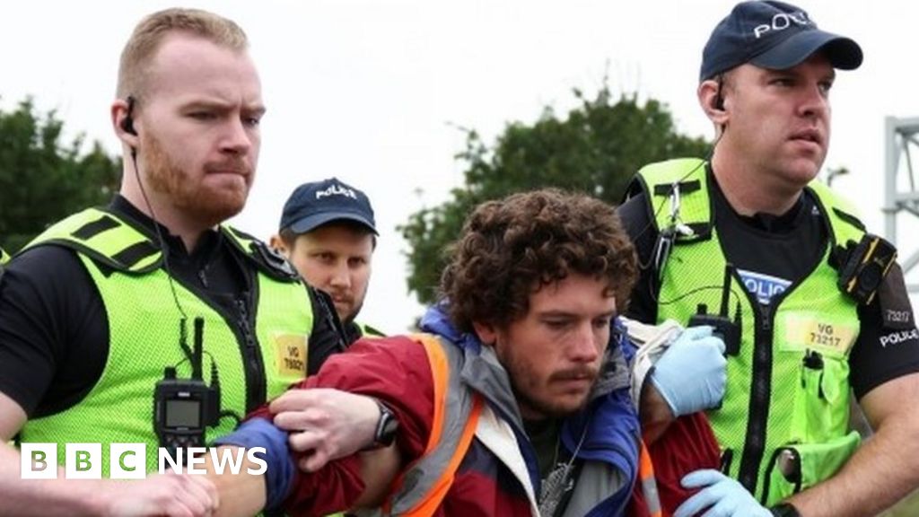 Insulate Britain: Angry motorists confront M25 protesters