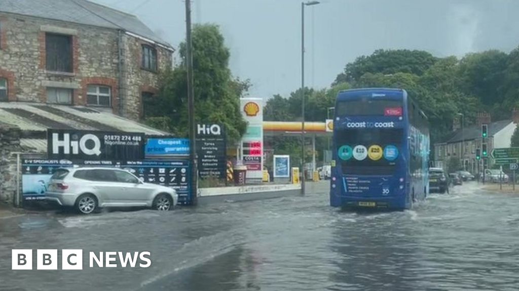 Thunderstorms begin in the UK after heatwave - BBC News