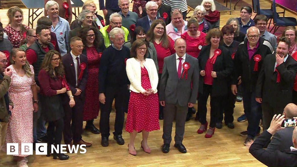 Labour loses Rushmoor council control after resignations - BBC News