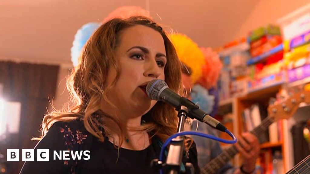 Are living room gigs the future of live music? - BBC News
