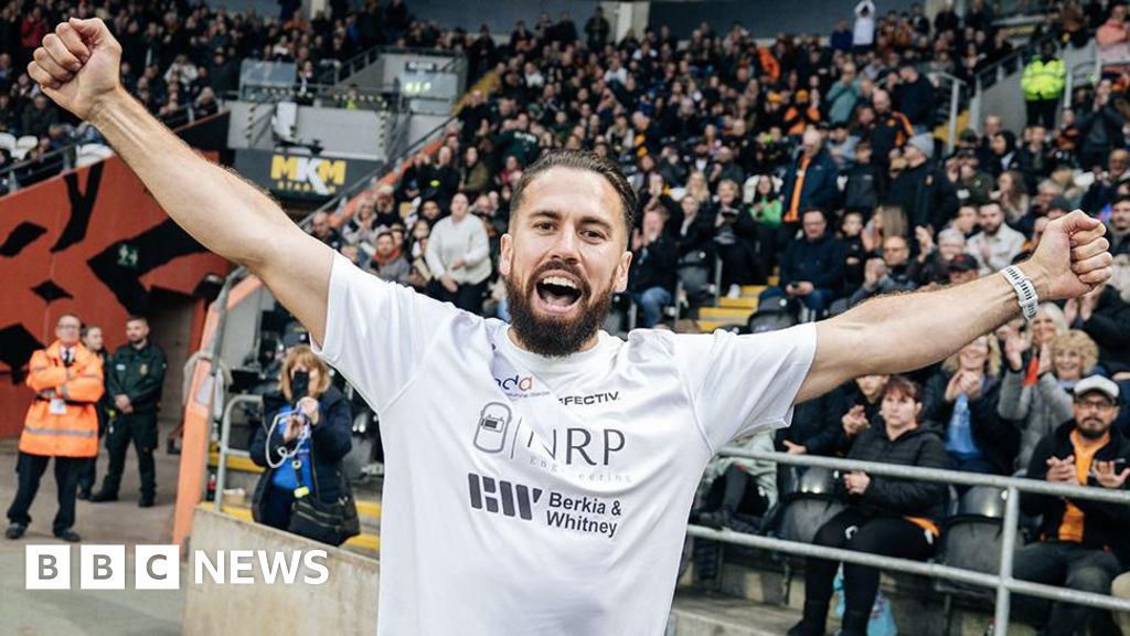 Mike Humphreys completes 30 marathons in 30 days in Hull - BBC News