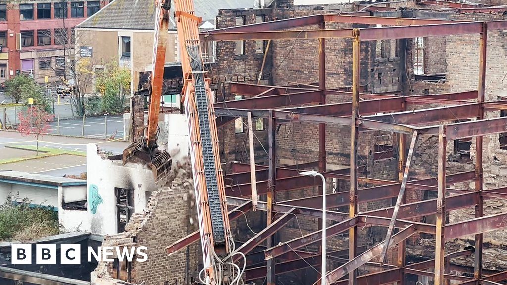 Fire-damaged Dundee building demolished - BBC News