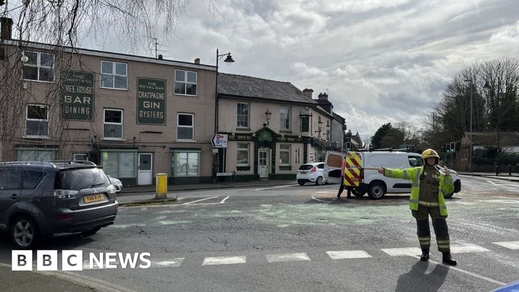 Swindon road closed after vegetable oil spill - BBC News