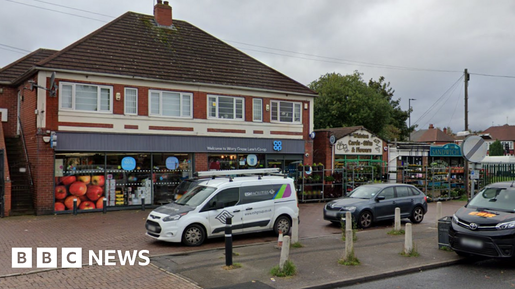 Rotherham: Boy, 15, stabbed during attempted gold chain theft - BBC News
