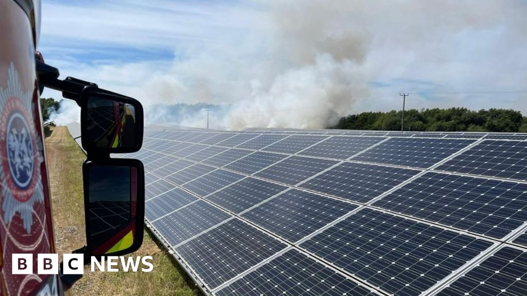 Verwood: Poor parking delays fire crews to solar farm fire - BBC News
