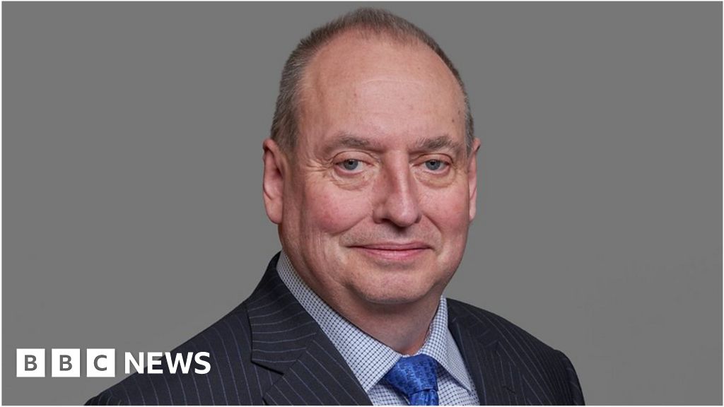 BBC executive Ken MacQuarrie to leave corporation after 45 years - BBC News