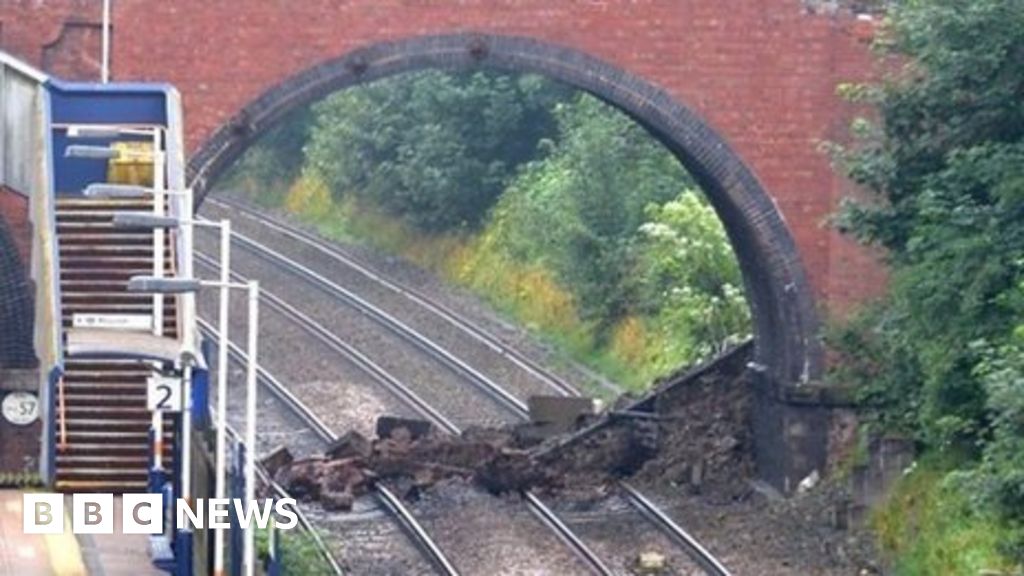 Bridge collapse causes rail chaos - BBC News