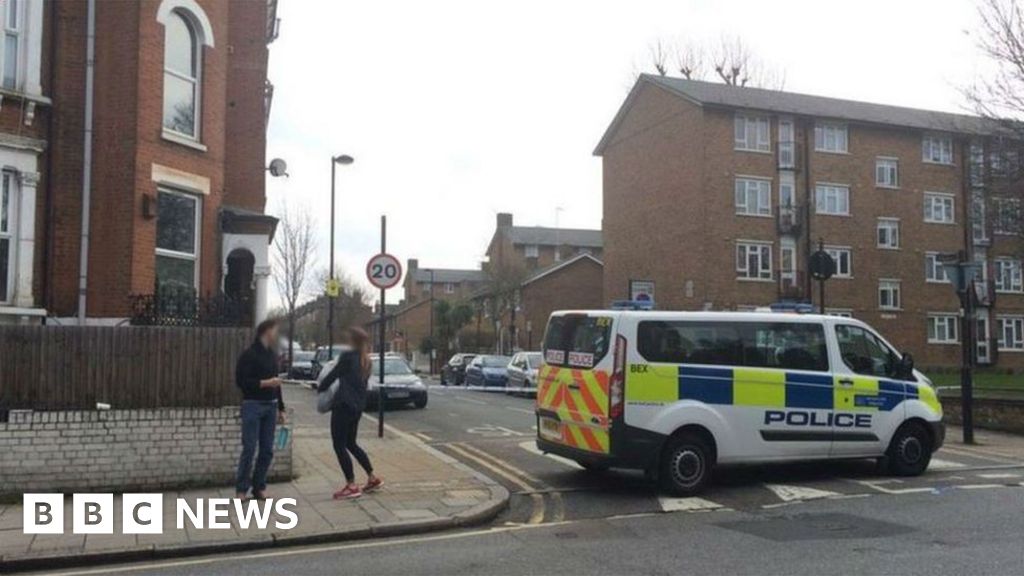 Undercover police officer shot at in early hours in Clapham - BBC News