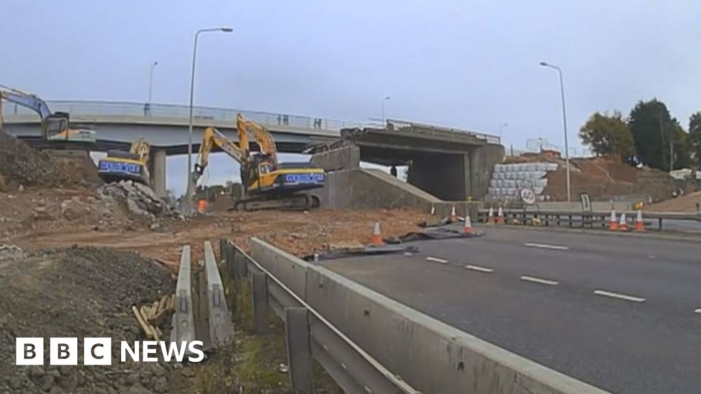 Roadworks warning for drivers using the Forth Road Bridge - BBC News