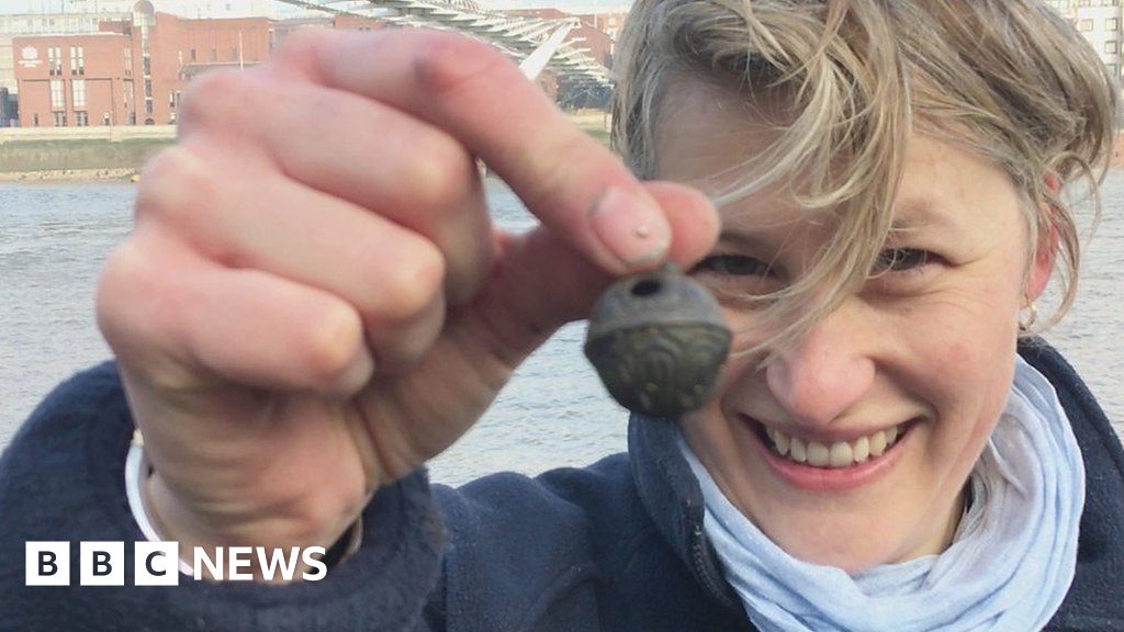 The treasure hunters of the River Thames - BBC News