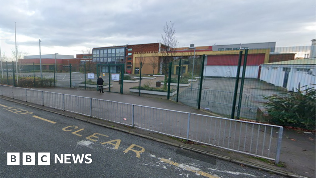 Boy, 12, suffers neck injury in Liverpool school attack - BBC News