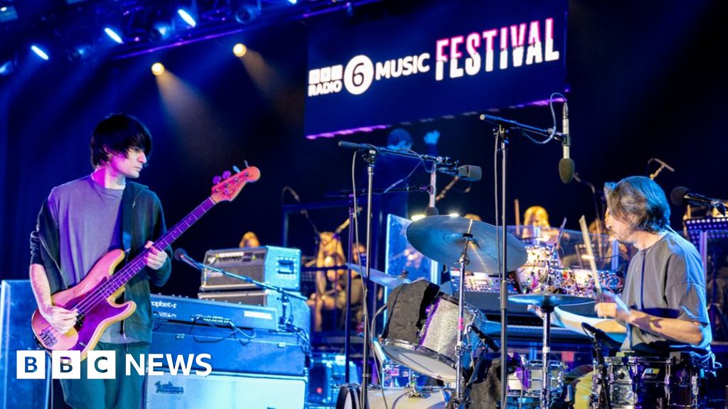 BBC Radio 6 Music Festival takes to the stage in Manchester - BBC News