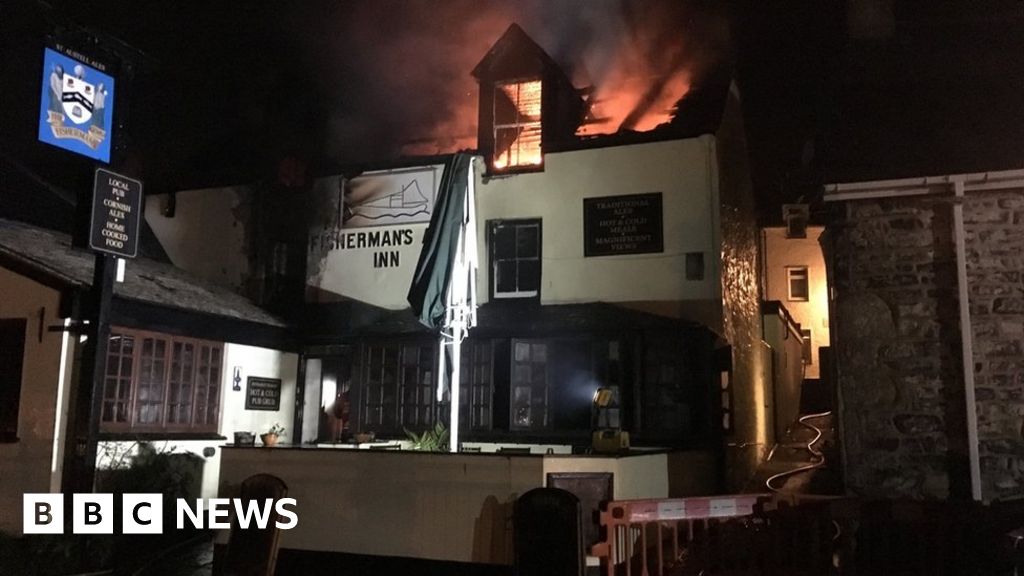 Newlyn pub blaze: Four taken to hospital - BBC News