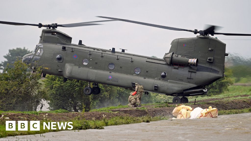 Wainfleet flooding: More evacuations of homes - BBC News
