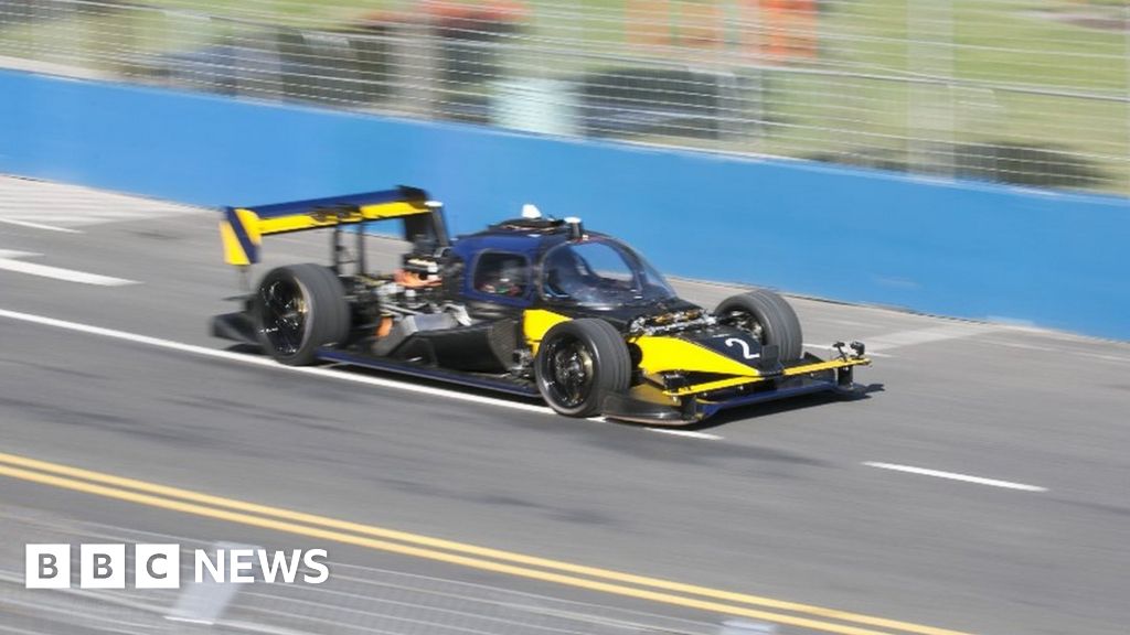 Driverless Roborace car crashes at speed in Buenos Aires - BBC News