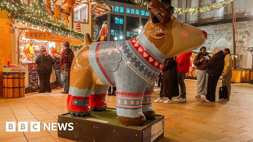 Festive snow dogs arrive in Birmingham city centre - BBC News