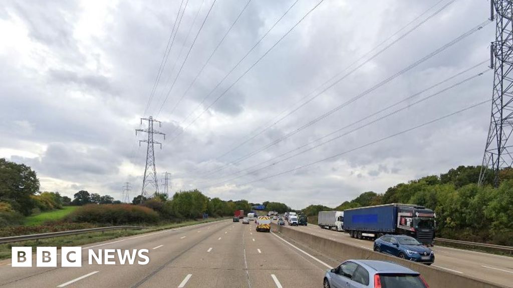 Surrey: M25 reopened in Surrey after police incident - BBC News