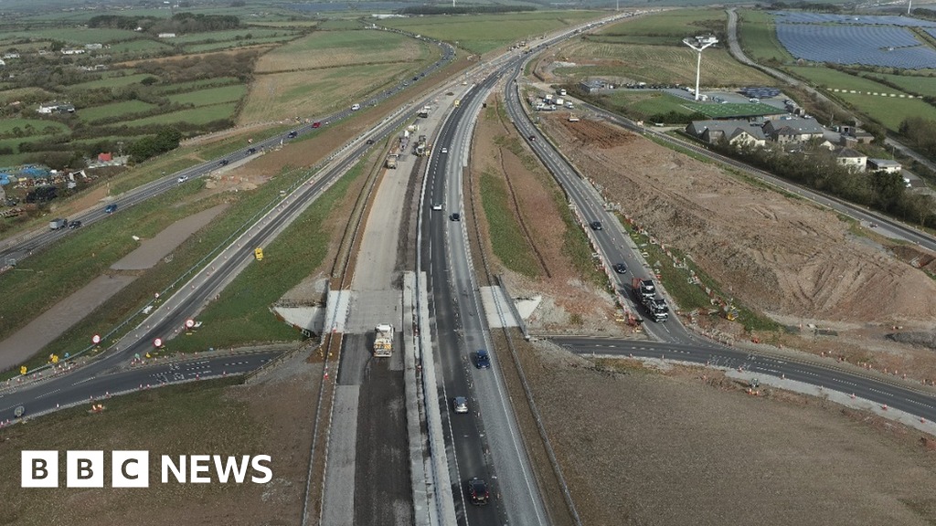 Congestion warning over weekend closure of A30 in Cornwall - BBC News
