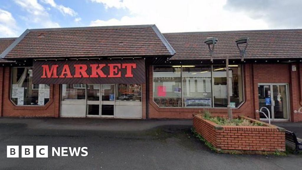 Apology wanted over Christmas Eve Stoke Market decision - BBC News