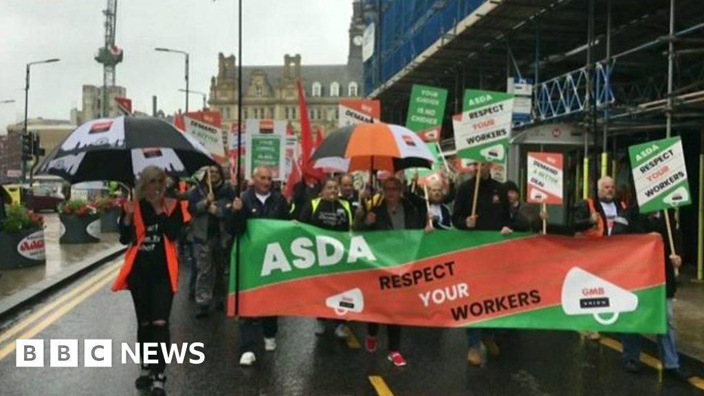 Asda staff protest in Leeds over new contract - BBC News
