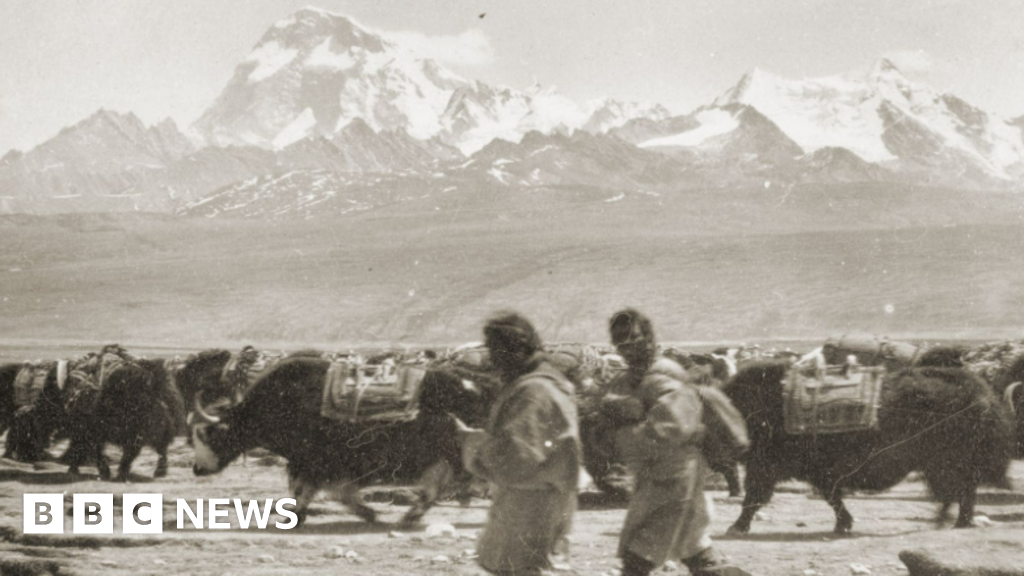 Durham museum gives glimpse into tragic 1924 Everest expedition - BBC News