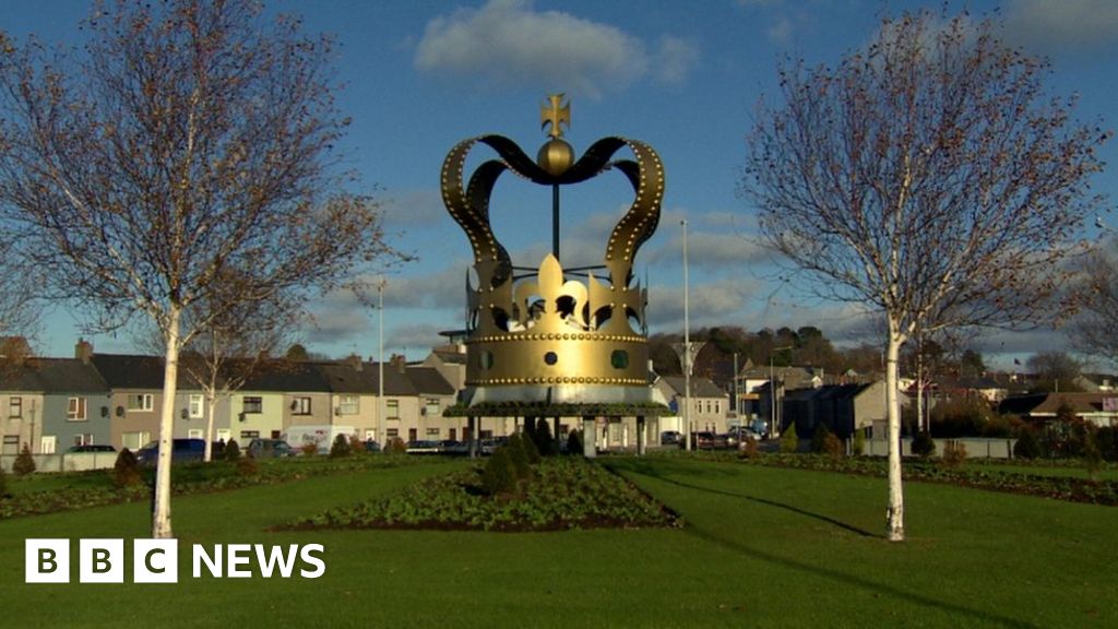Larne: SDLP objects to 'cheap and tacky' crown on roundabout - BBC News