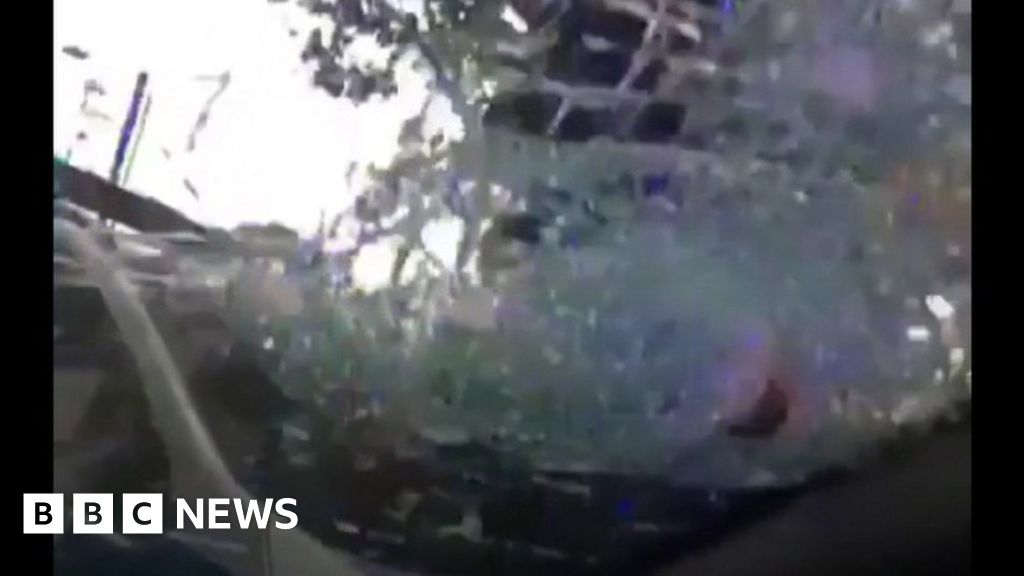 Met probe over video of police 'car attack' - BBC News