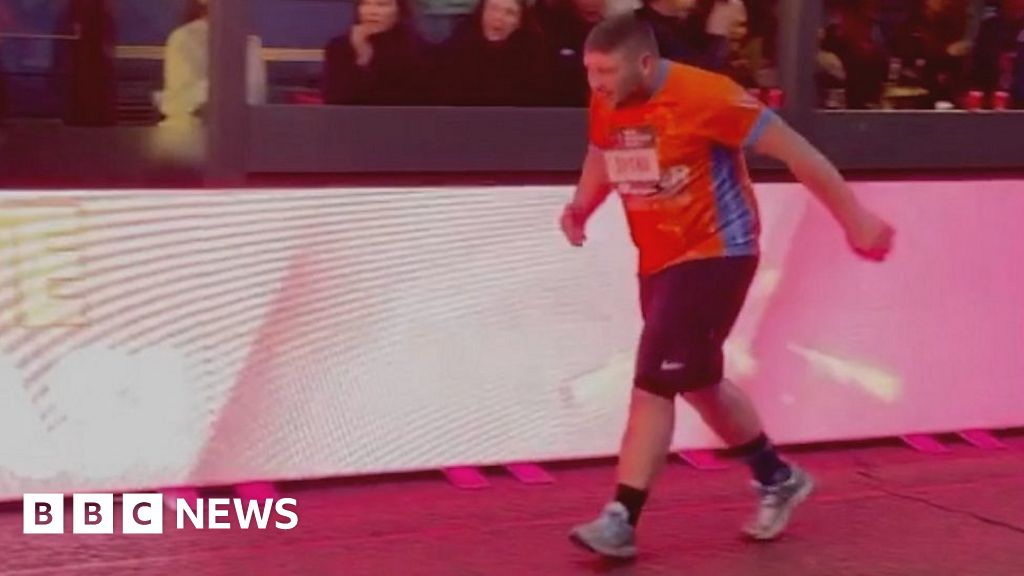 London Marathon: Final finisher ran after car crash in December - BBC News