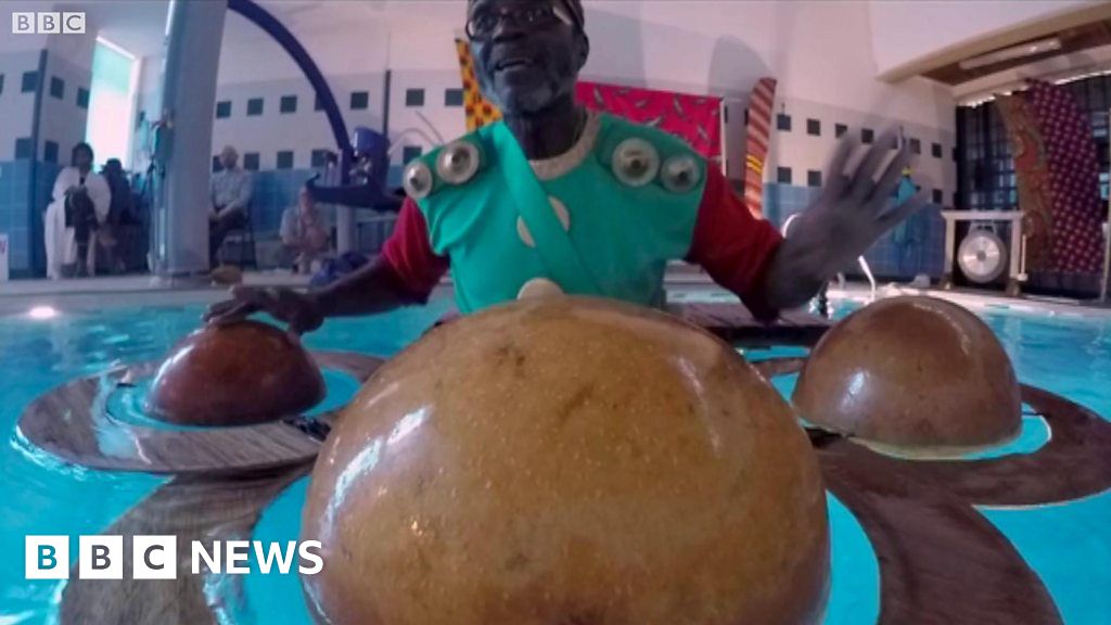 Splish Splash: The show where the audience gets wet - BBC News