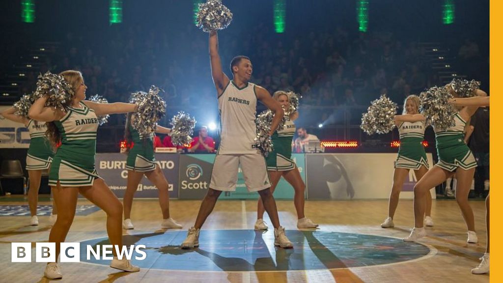 The UK's first male basketball cheerleader - BBC News