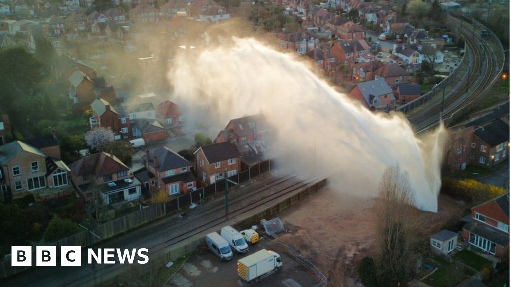 Beeston: Clean-up under way after damaged pipe floods homes - BBC News
