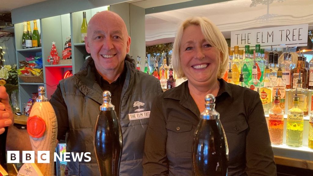 Flooded Ringwood pub reopens thanks to community support - BBC News