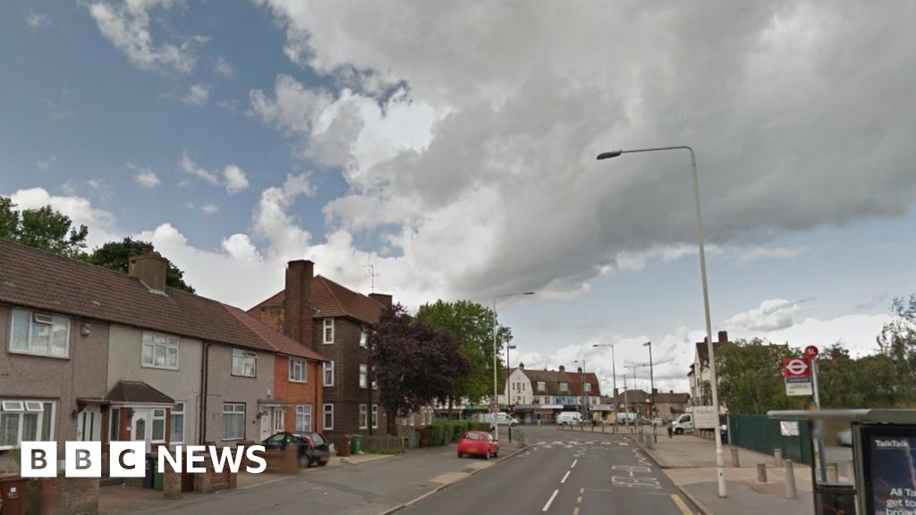 Man critical after Dagenham knife attack - BBC News