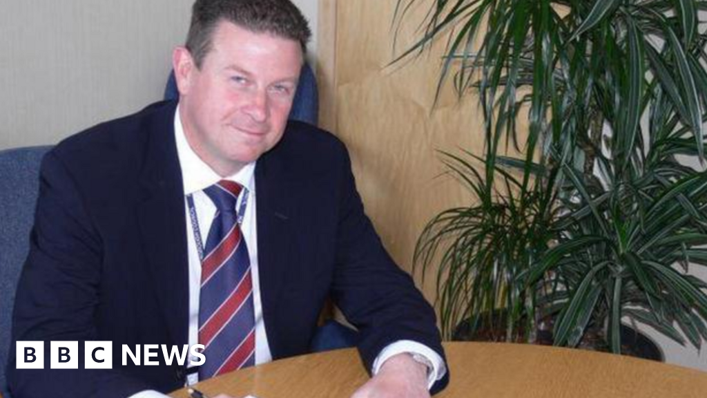 Cheshire East Council is taking on an interim boss - BBC News