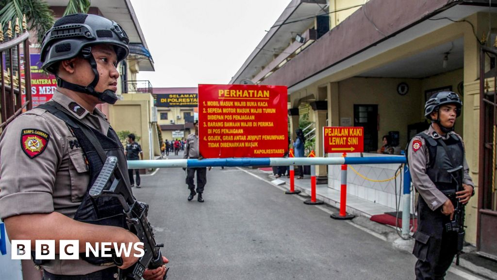 Indonesia violence: Samurai sword-armed men target police station