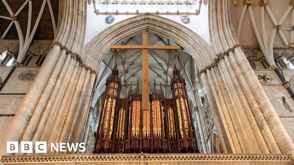 York Minster installs giant wooden cross for Lent - BBC News