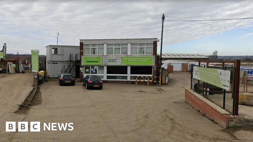 Leeds scrap metal firm fined after worker lost fingers - BBC News